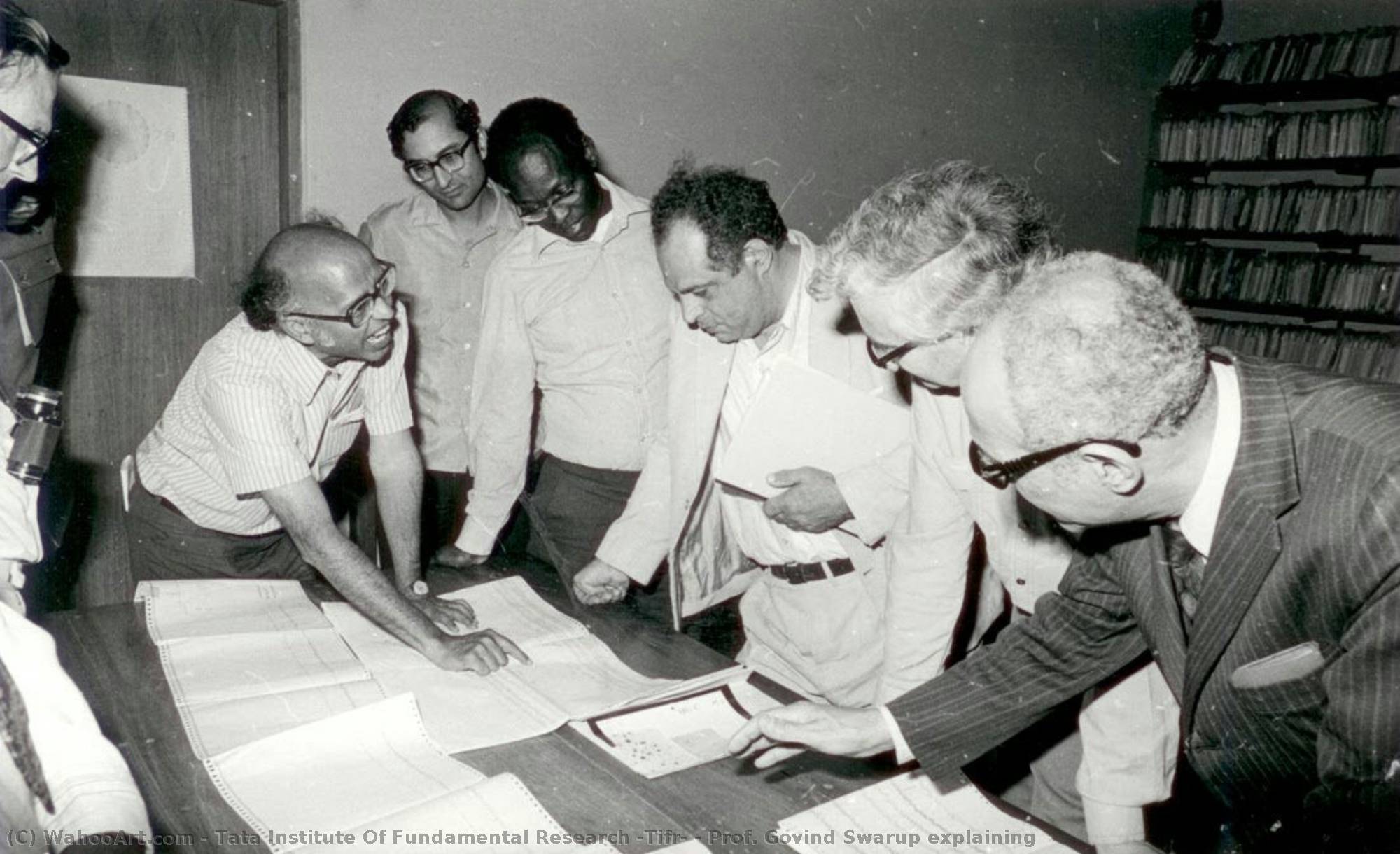 Prof. Govind Swarup explicando por Tata Institute Of Fundamental ...