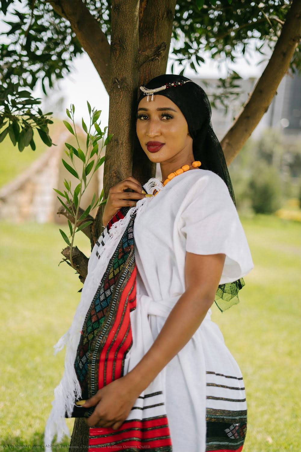 Parede tradicional Oromo Outfit, 2022 por Abinet Teshome Abinet Teshome ...
