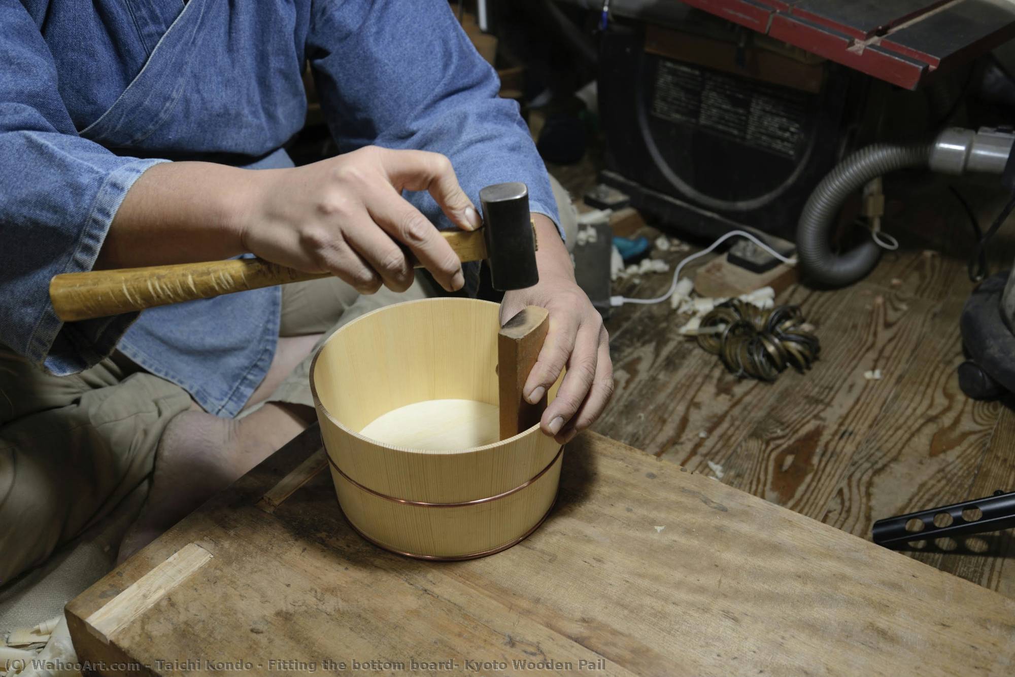 Montando a placa inferior, Kyoto Pail de madeira, 2018 por Taichi Kondo ...